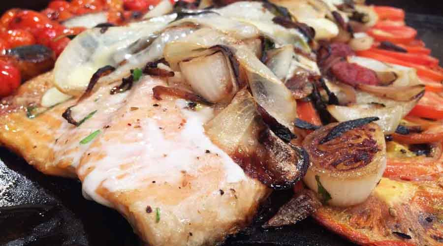Cancato de salmón a la chapa chilena con ensalada de quínua por Carlo ...