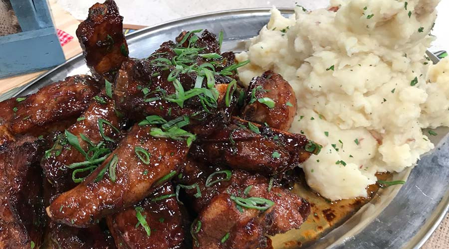 Costillas de cerdo fritas con puré - Cocineros Argentinos