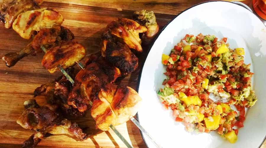 Espadas de pollo con ensalada tropical - Cocineros Argentinos