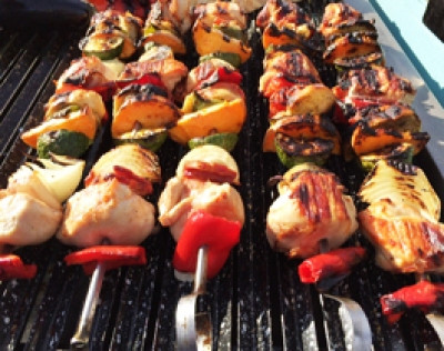 Espadas de pollo envuelto en panceta a la parrilla - Cocineros Argentinos