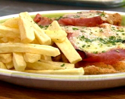 Milanesa a la napolitana con papas fritas - Cocineros Argentinos