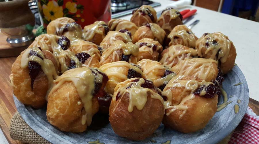 Pan frito de frutos rojos con crema de maní - Cocineros Argentinos