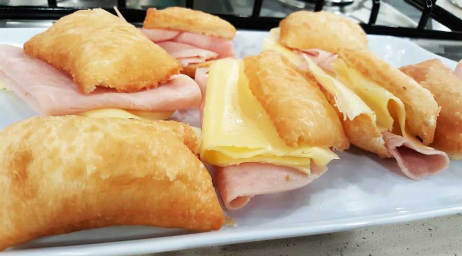 Pan inflado frito italiano relleno con jamón y queso - Cocineros Argentinos