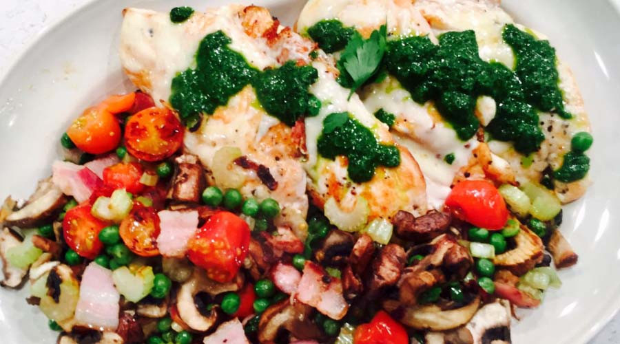 Pollo a la chapa con cubiertas de queso, panceta y hongos - Cocineros ...