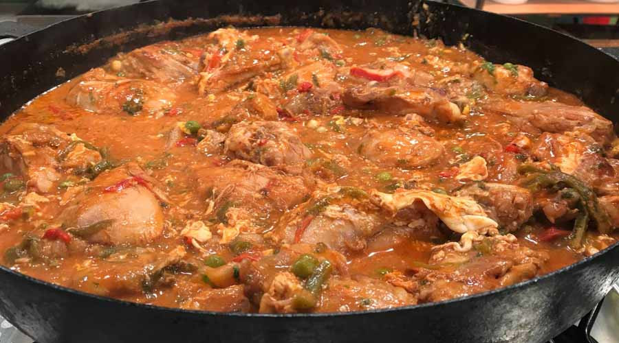 Pollo al disco con huevos poché - Cocineros Argentinos