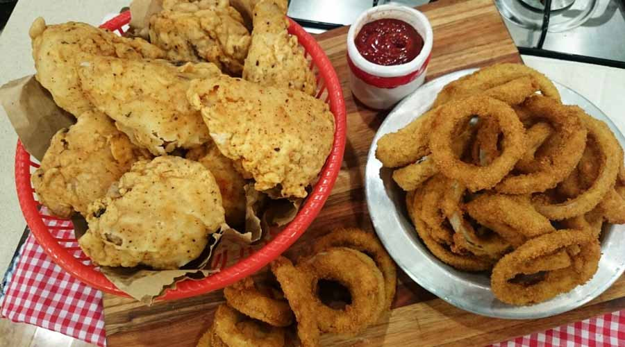 Pollo frito con aros de cebolla con salsa mixta - Cocineros Argentinos