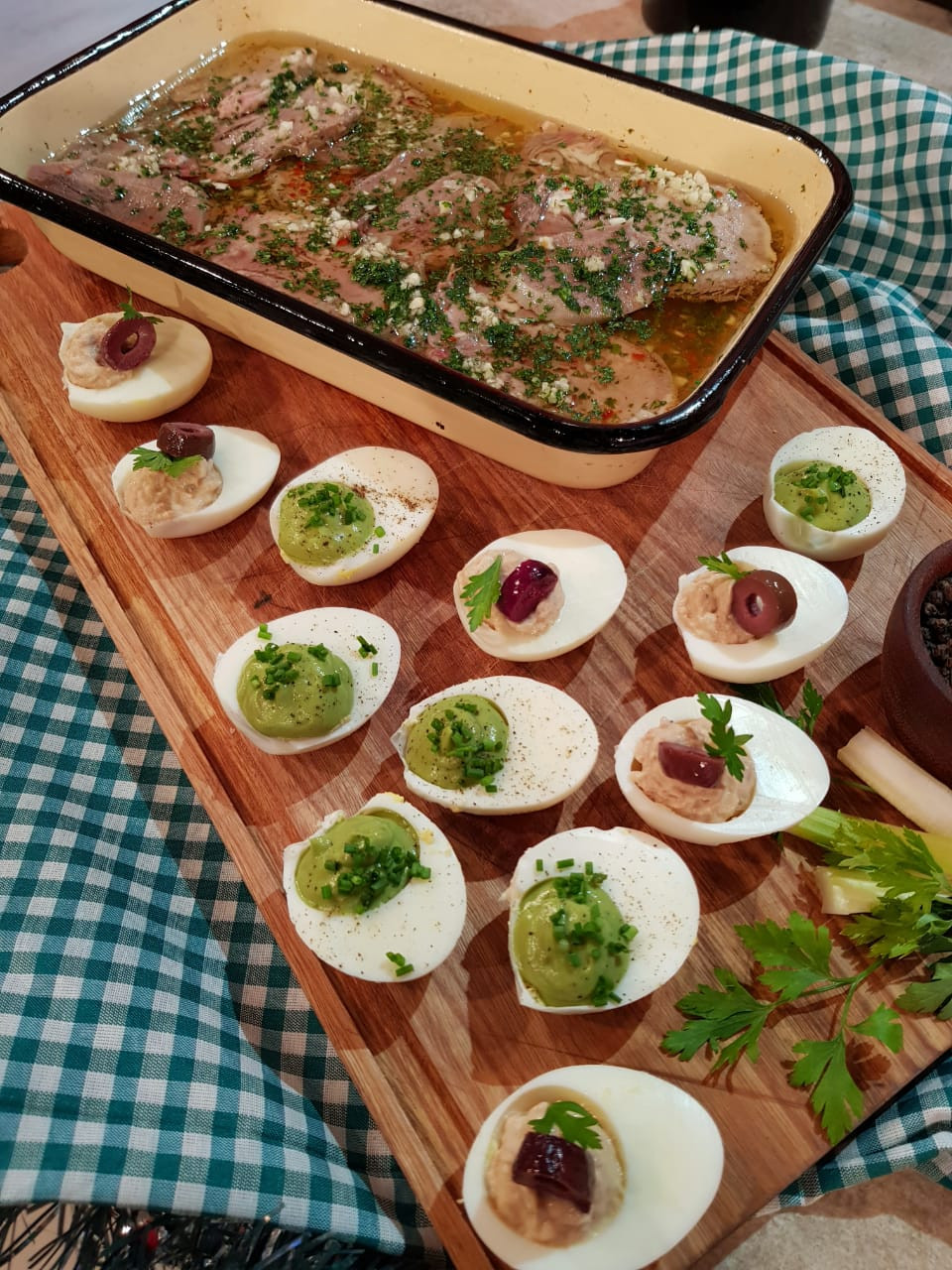 Lengua a la vinagreta y huevos rellenos - Cocineros Argentinos