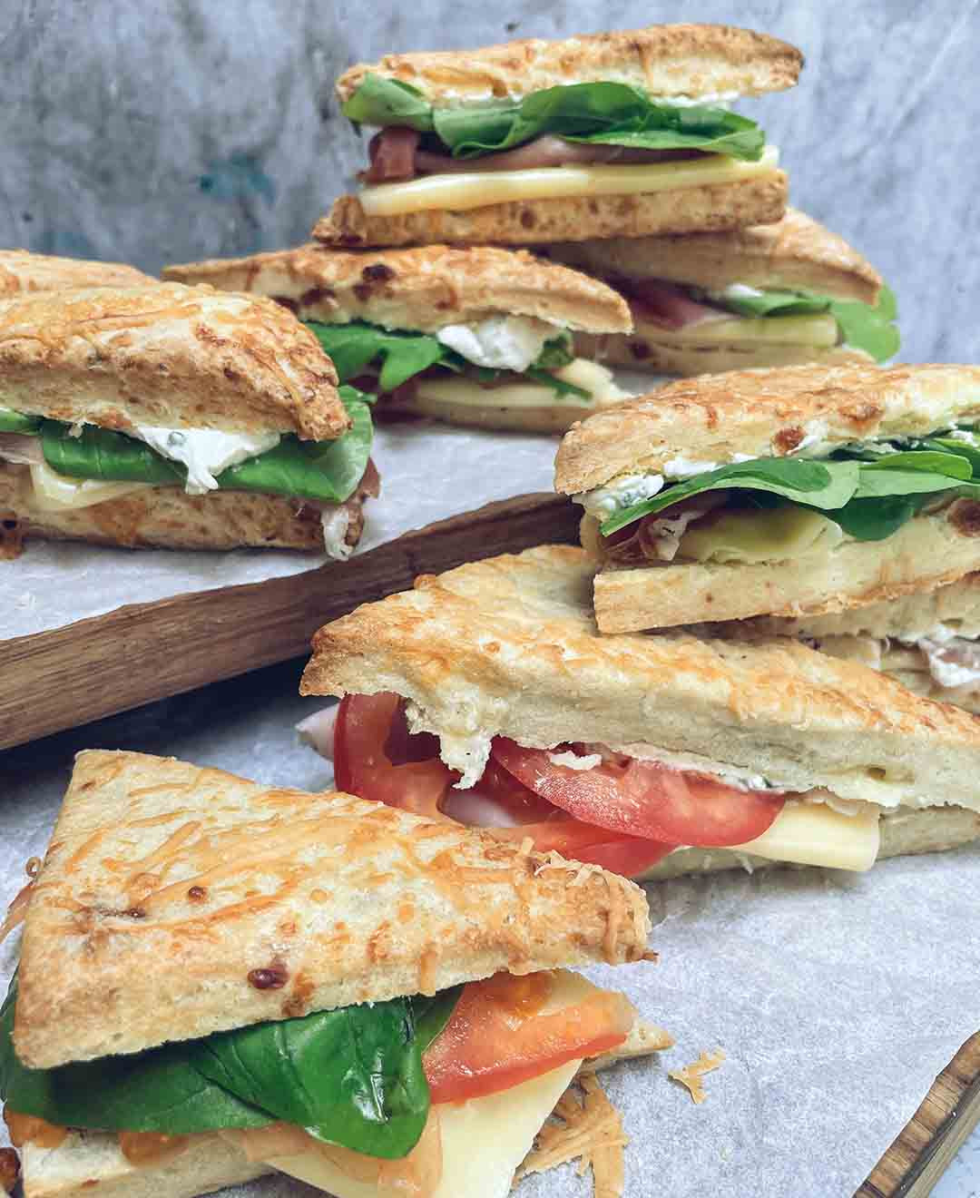 SANDWICH DE SCONES DE QUESO AZUL - Cocineros Argentinos