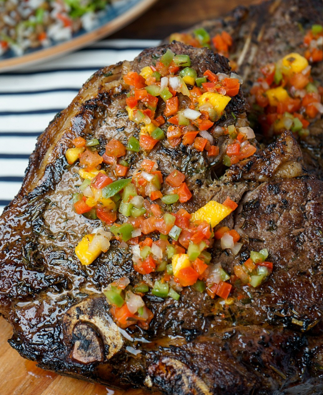 BIFE TBONE CON ENSALADA Y CRIOLLA FRESCA DE MANGO - Cocineros Argentinos