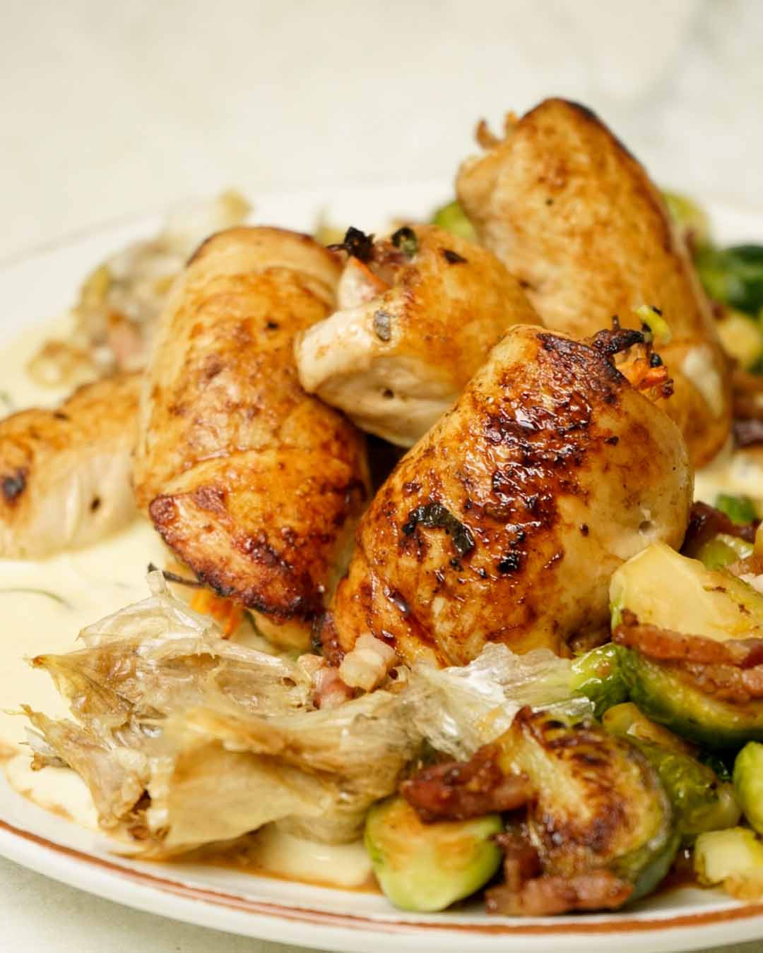 ROLL DE POLLO CON REPOLLITOS DE BRUSELA - Cocineros Argentinos