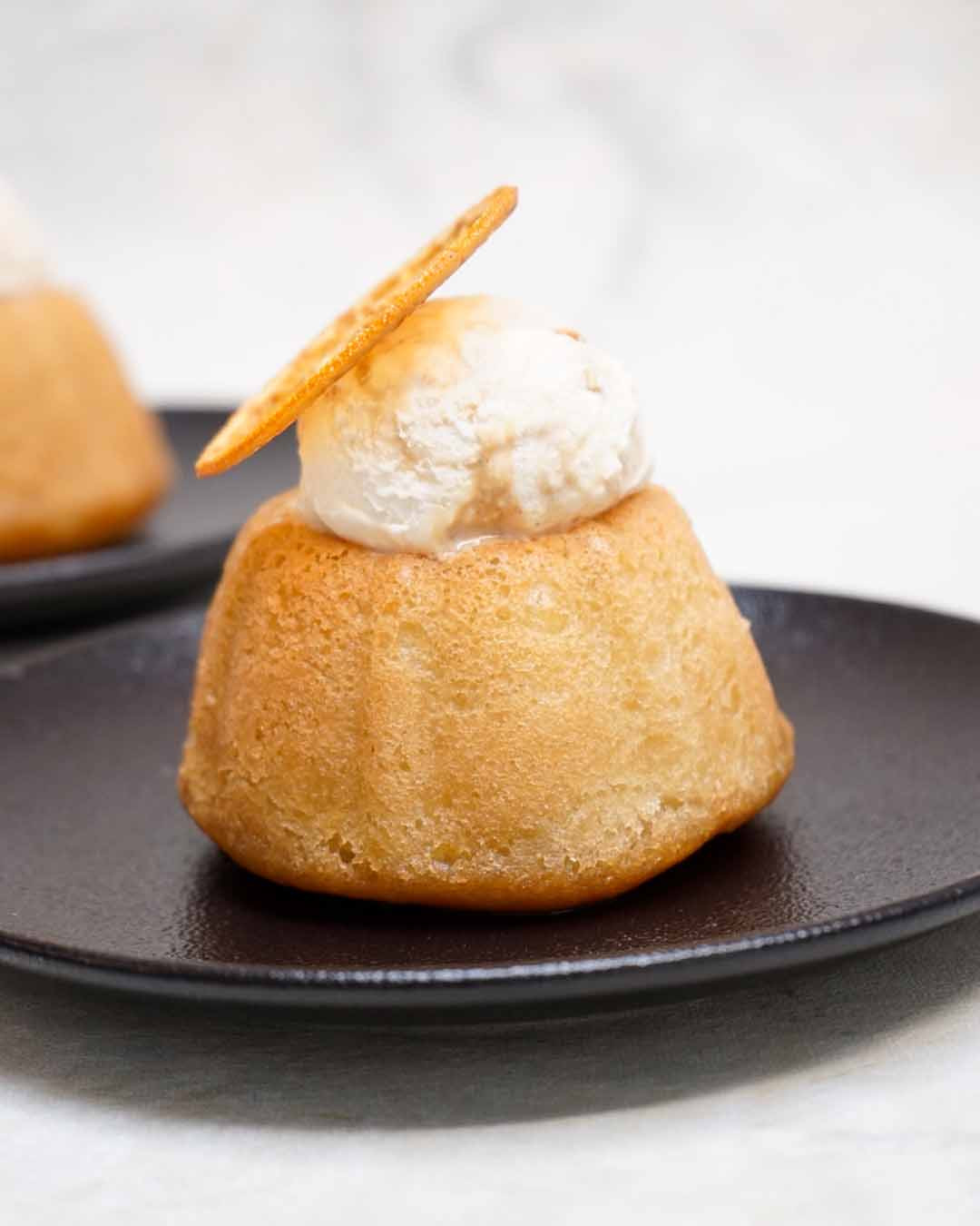 BABA AL RHUM CON CREMA DE VAINILLA Y HELADO - Cocineros Argentinos