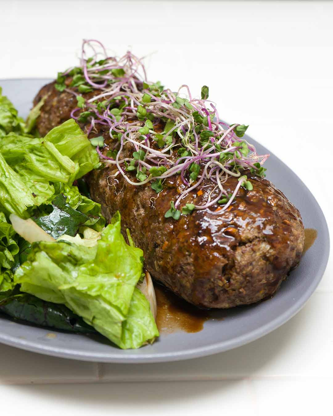 PAN DE CARNE CON SALSA AGRIDULCE Y ENSALADA - Cocineros Argentinos