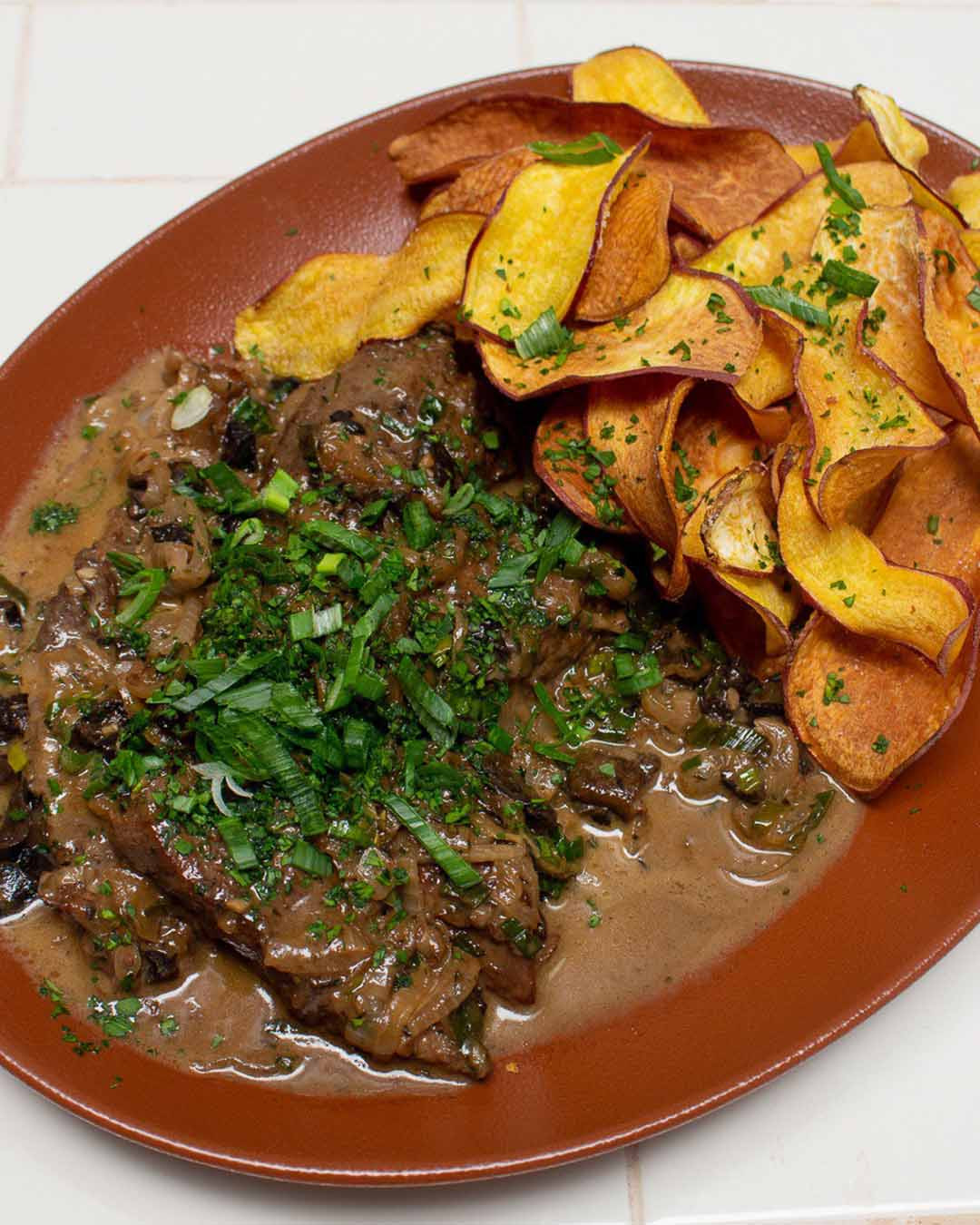 BIFES DE CUADRIL CON SALSA DE HONGOS Y BATATAS FRITAS - Cocineros ...
