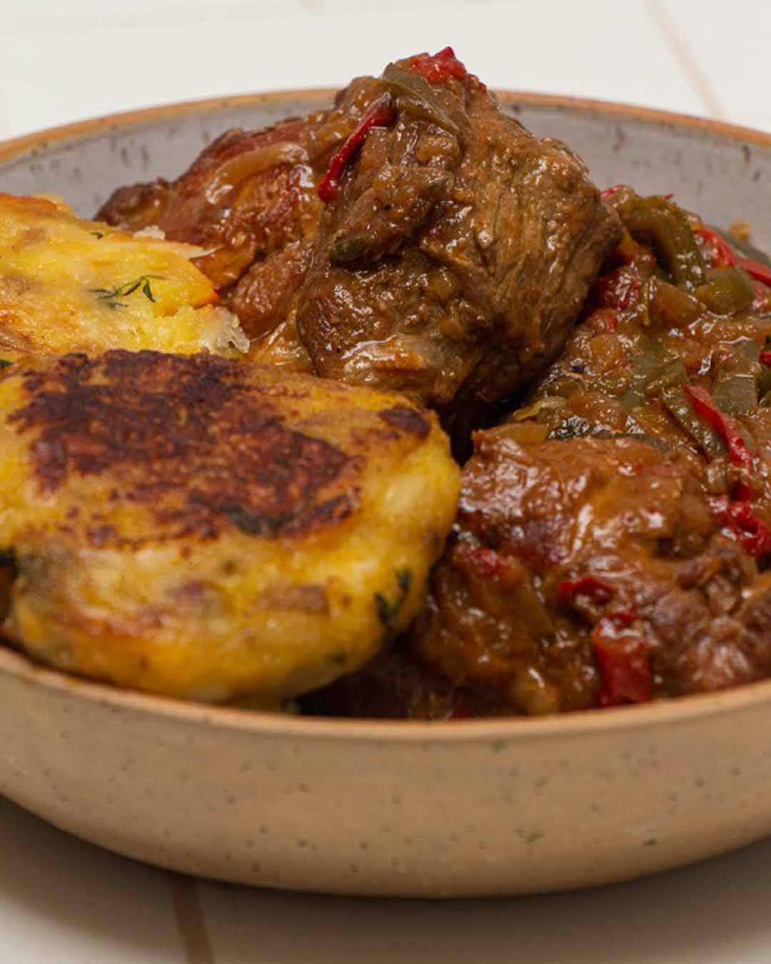 BONDIOLA A LA CERVEZA CON BATATAS - Cocineros Argentinos