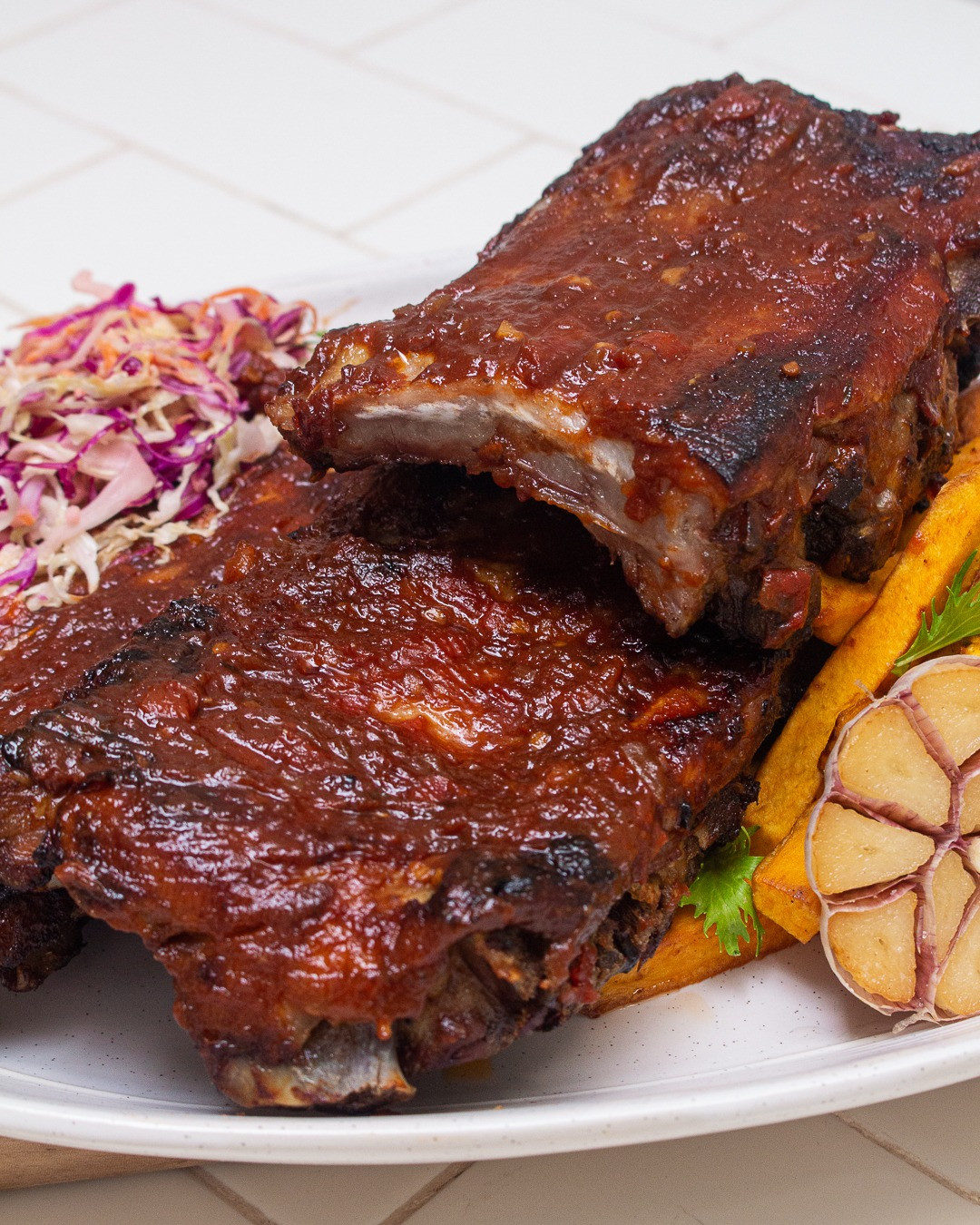 RIBS A LA BARBACOA CON PAPAS FRITAS - Cocineros Argentinos