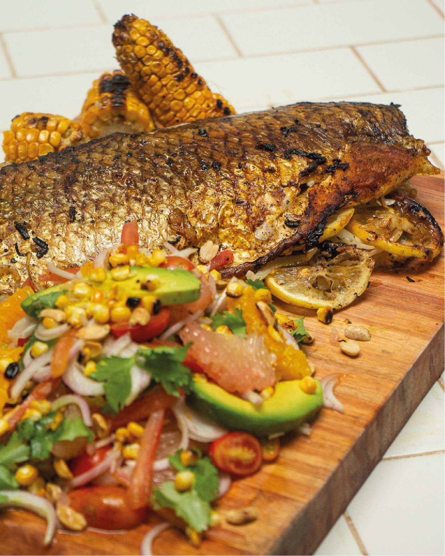 PESCADO DE RÍO RELLENO Y ASADO CON ENSALADA - Cocineros Argentinos