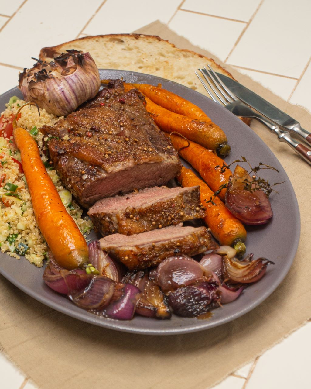 COLITA DE CUADRIL A LA PIMIENTA CON TABULE DE QUINOA - Cocineros Argentinos