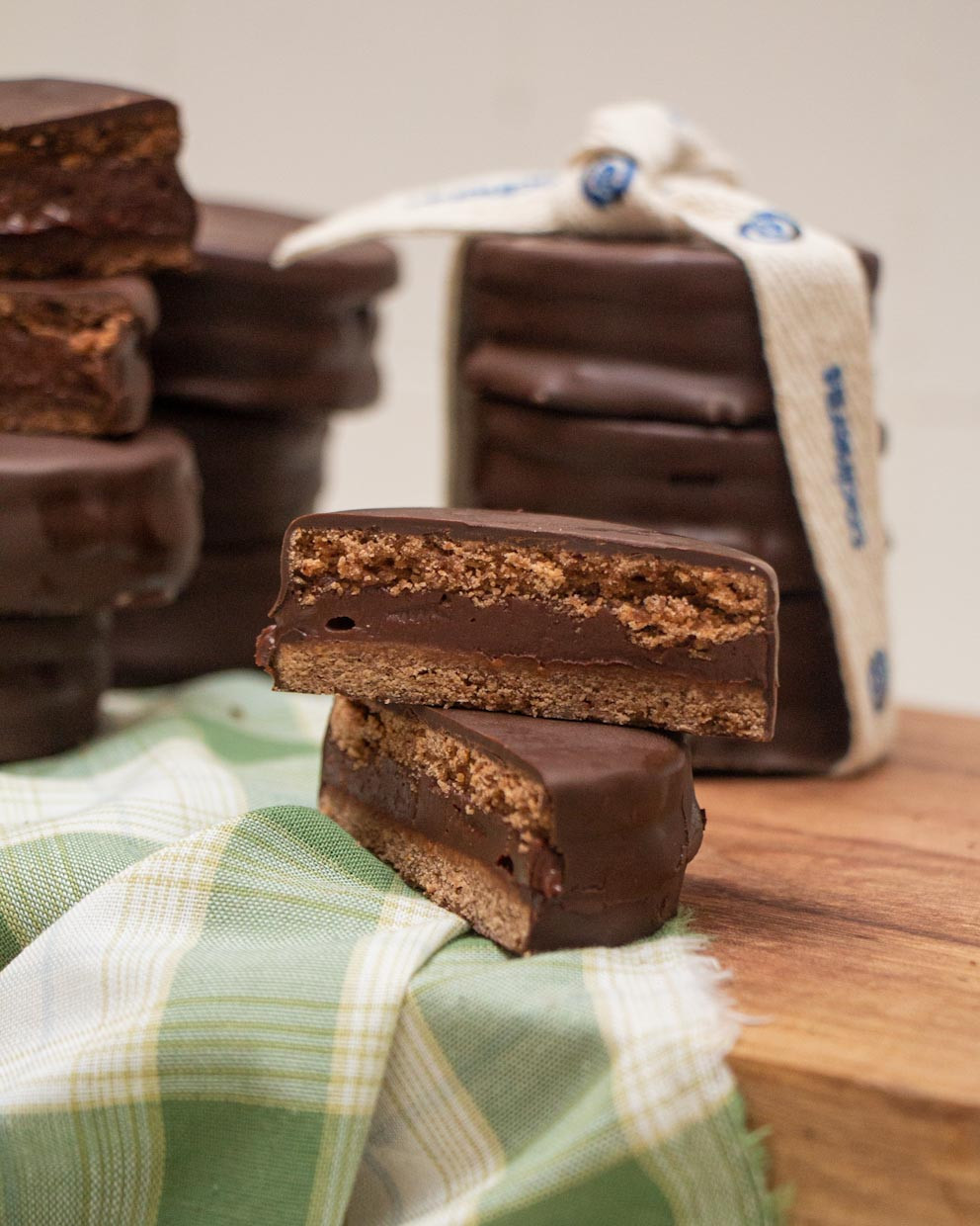 ALFAJOR DE MOUSSE DE CHOCOLATE AL CONAC Y MANDARINA - Cocineros Argentinos