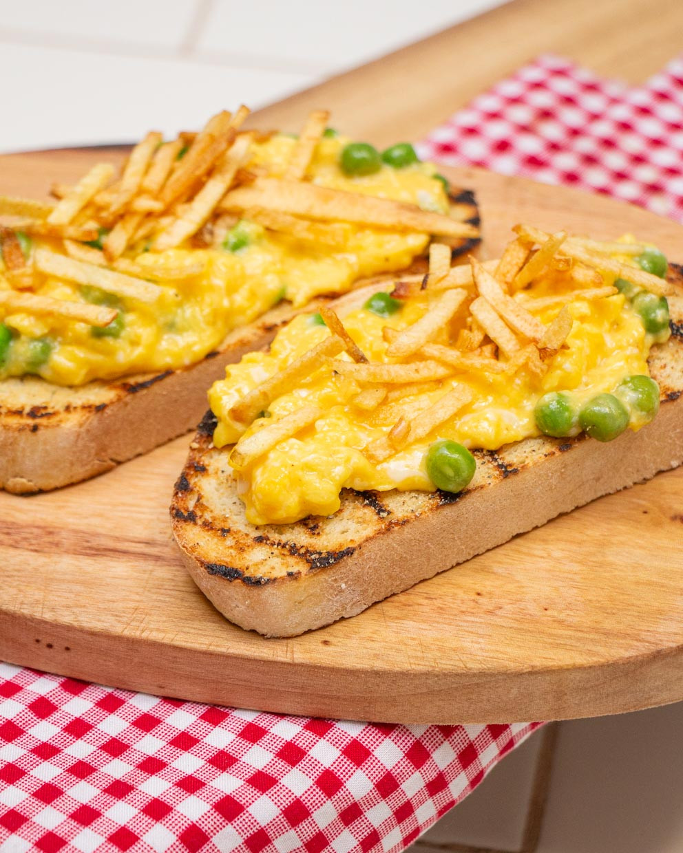 TOSTÓN CON REVUELTO DE ARVEJAS - Cocineros Argentinos