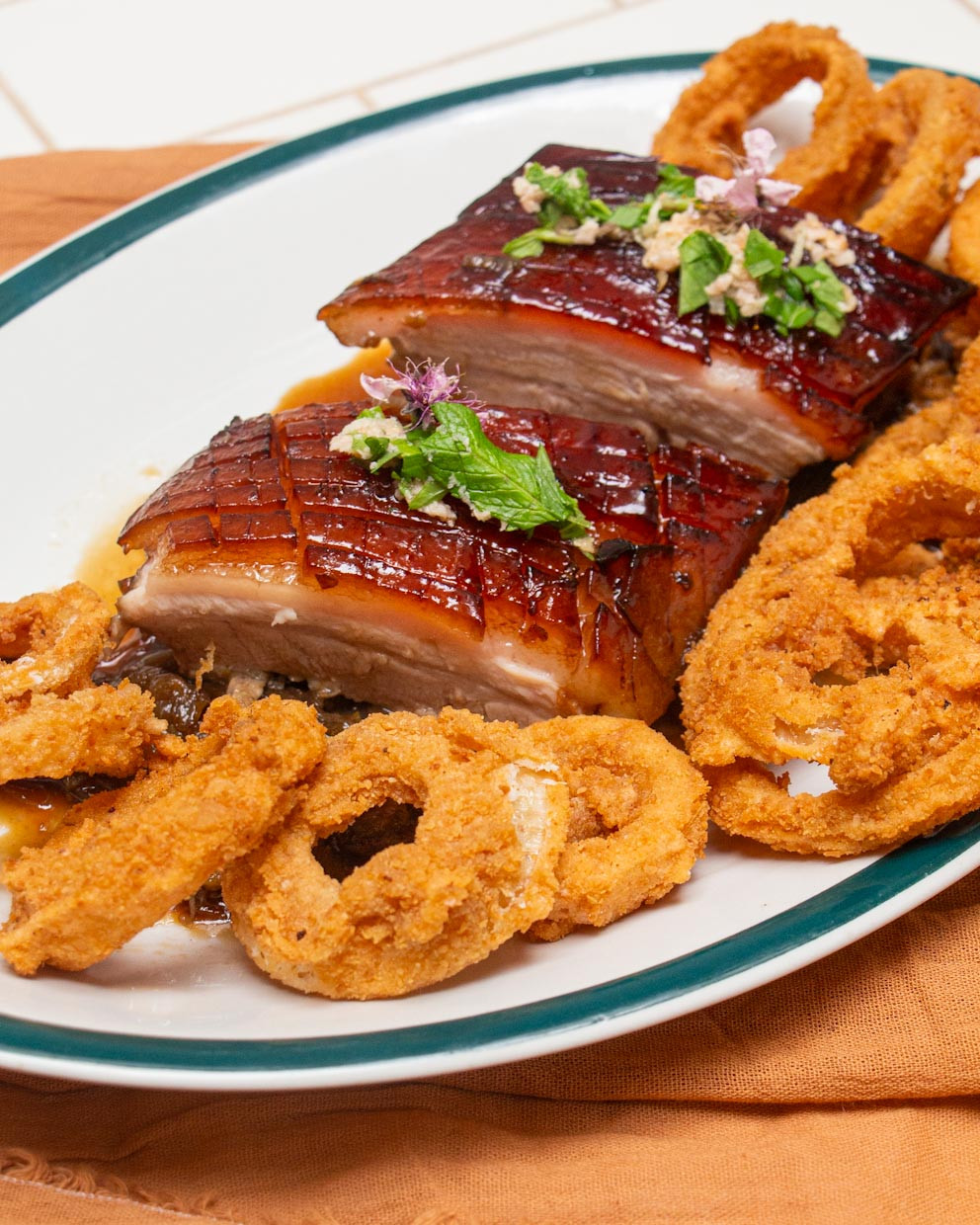 PANCETA LAQUEADA CON AROS DE CEBOLLA - Cocineros Argentinos