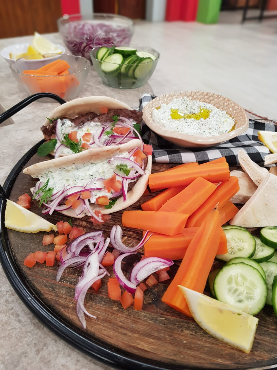Gyros de cordero con tzatziki - Cocineros Argentinos